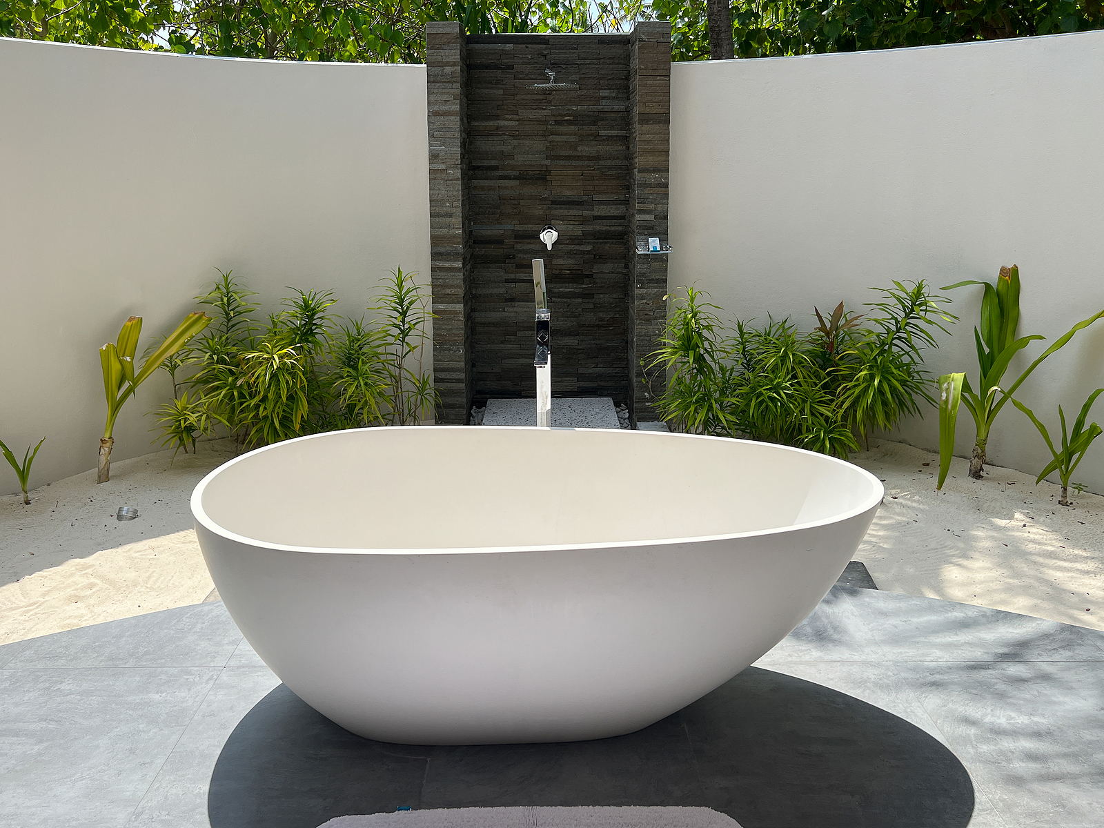 Modne łazienki 2023. Nadchodzące trendy w aranżacji łazienek